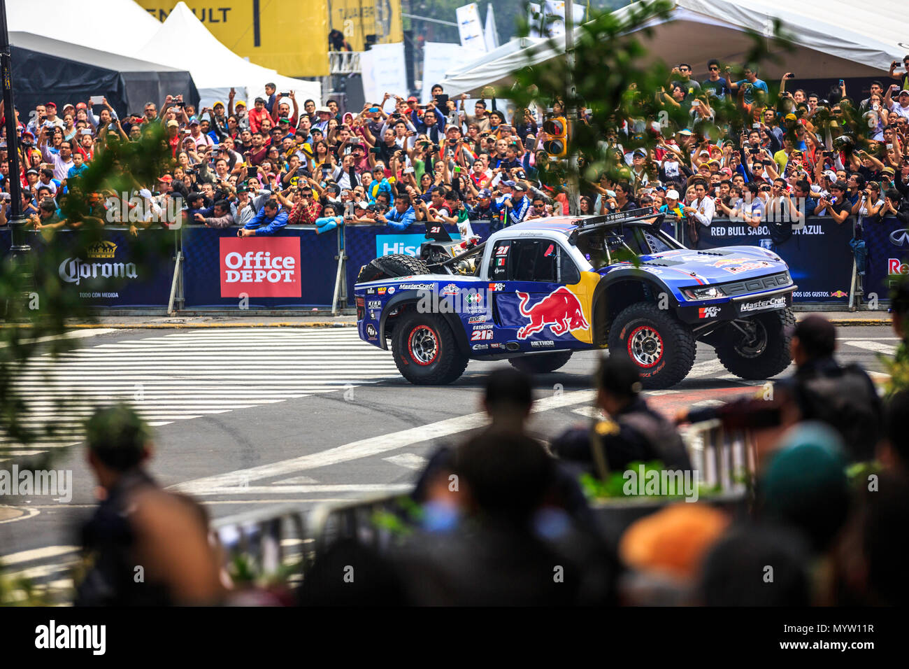 Red bull racing hi-res stock photography and images - Alamy