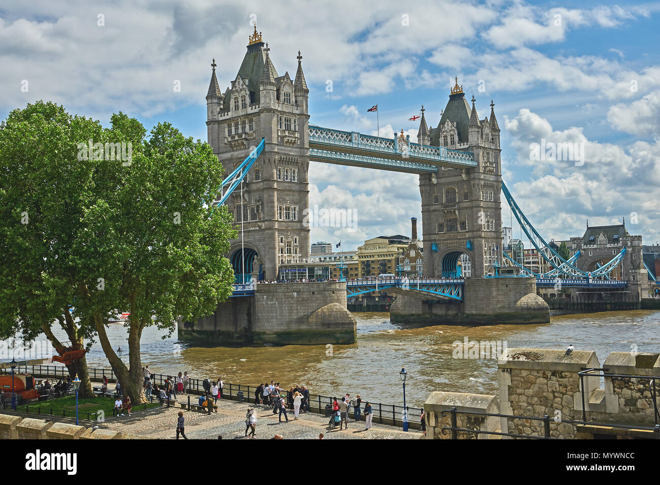 Bridge across the river thames hi-res stock photography and images - Alamy