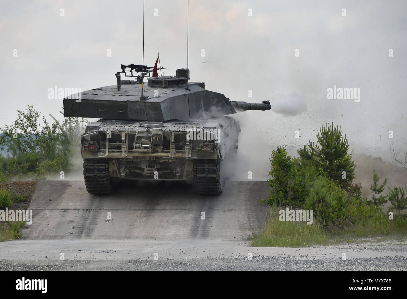 British soldiers with the Queen’s Royal Hussars fire a Challenger II ...
