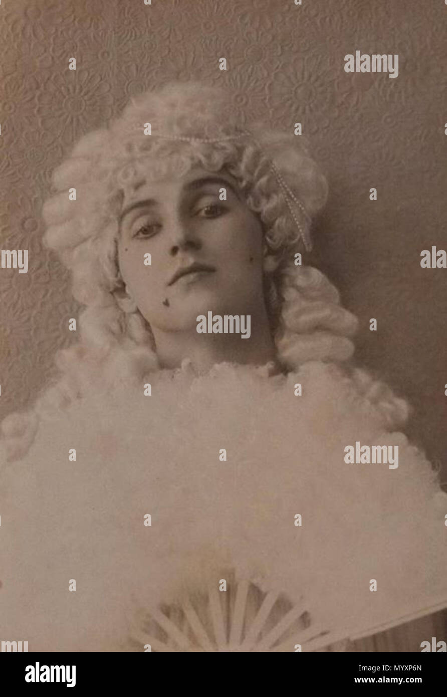 Female impersonator at hi-res stock photography and images - Alamy