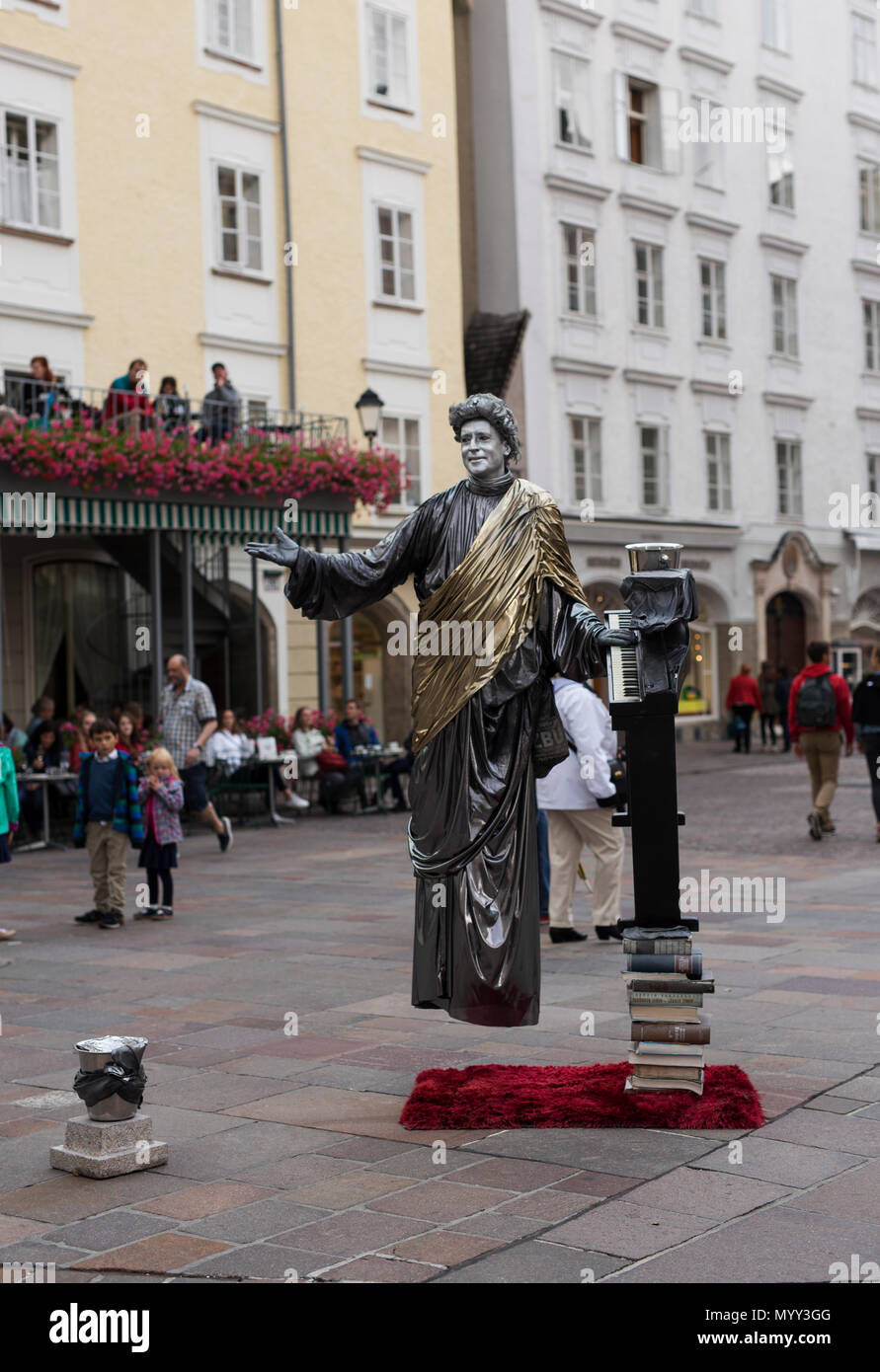 Street performer living statue hi-res stock photography and images - Alamy