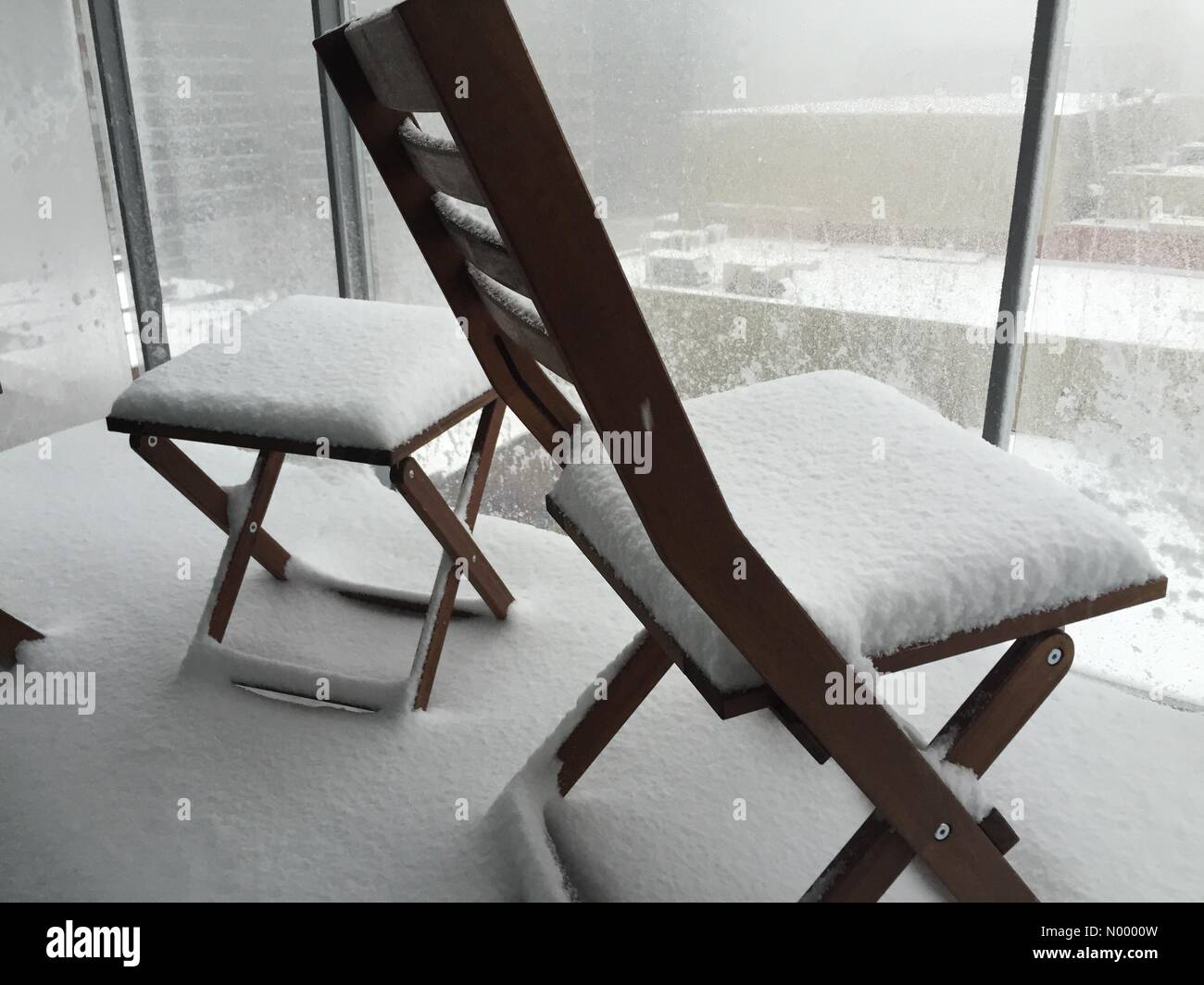 Montréal, Québec, Canada. 10th Dec, 2014. Snowstorm - Snow on outdoor ...