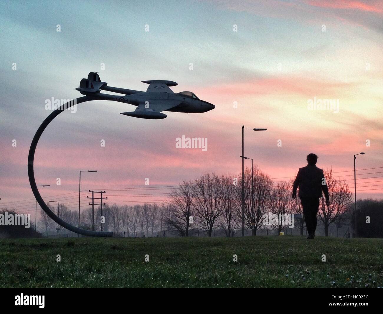 Wantage, Oxfordshire, UK. 10th Apr, 2015. UK Weather: Sunrise over De ...