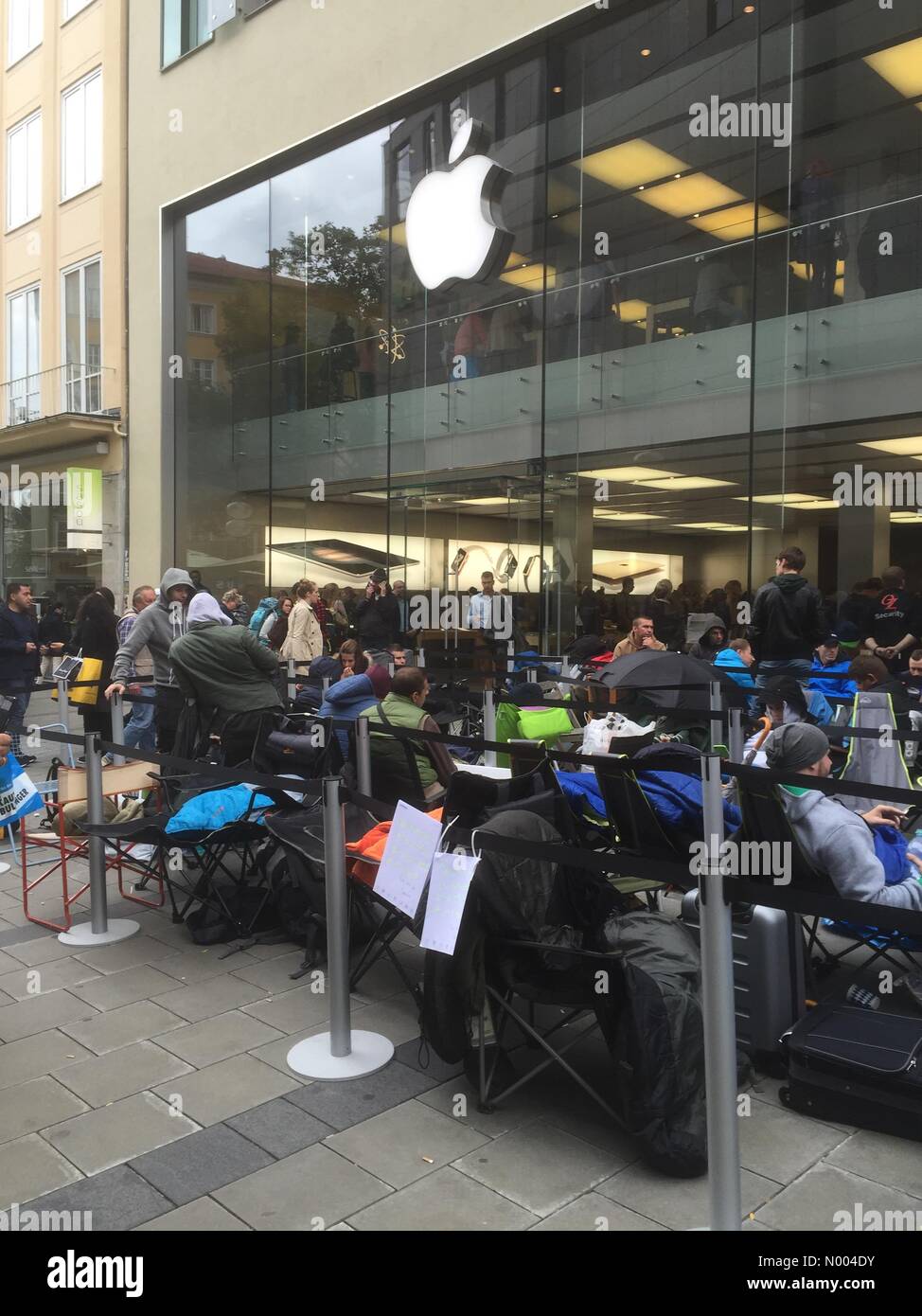 Munich, Germany. 24th Sep, 2015. People waiting outside the Apple Store ...