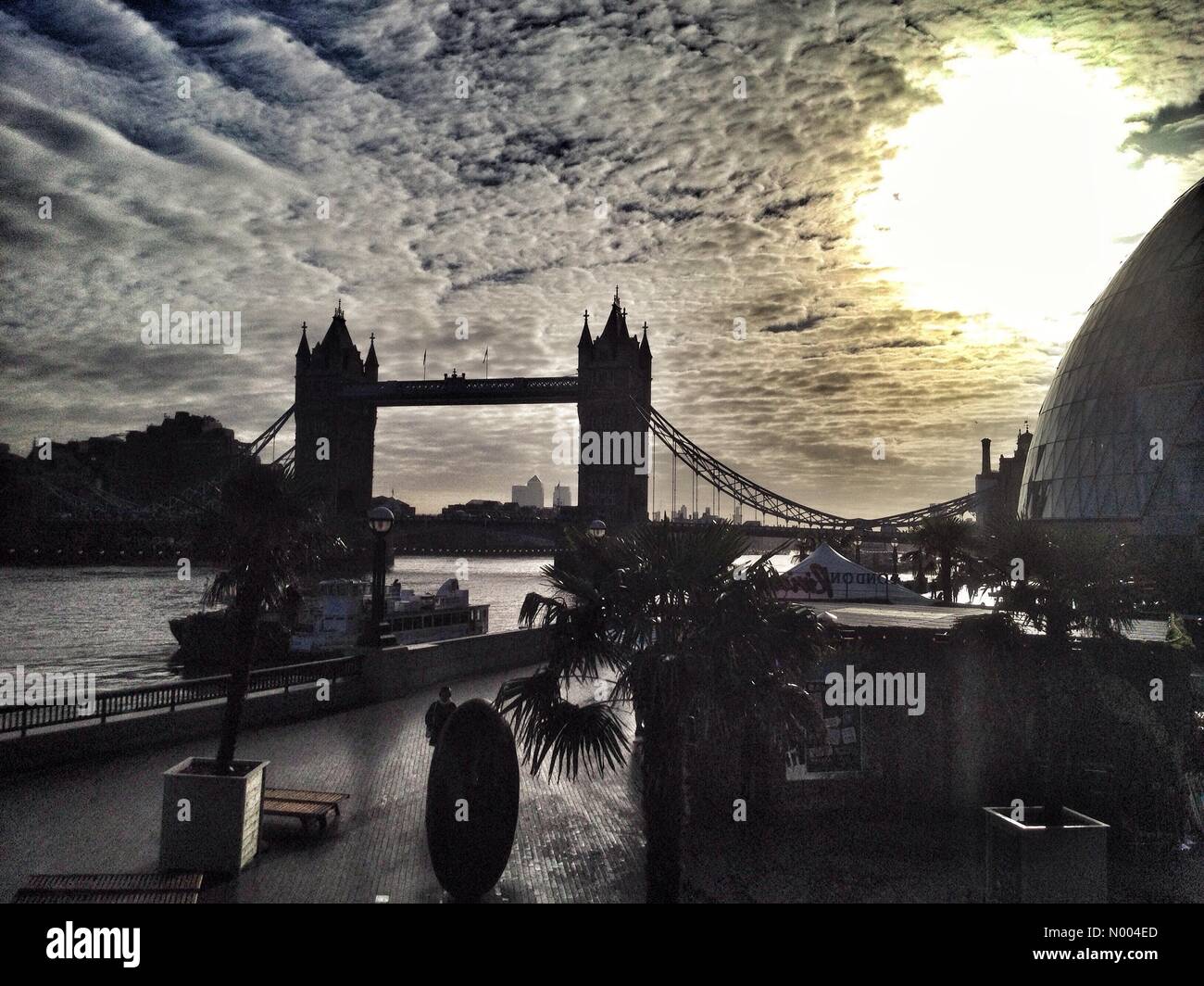 London, UK. 25th September, 2015. The rising sun throws Tower Bridge ...