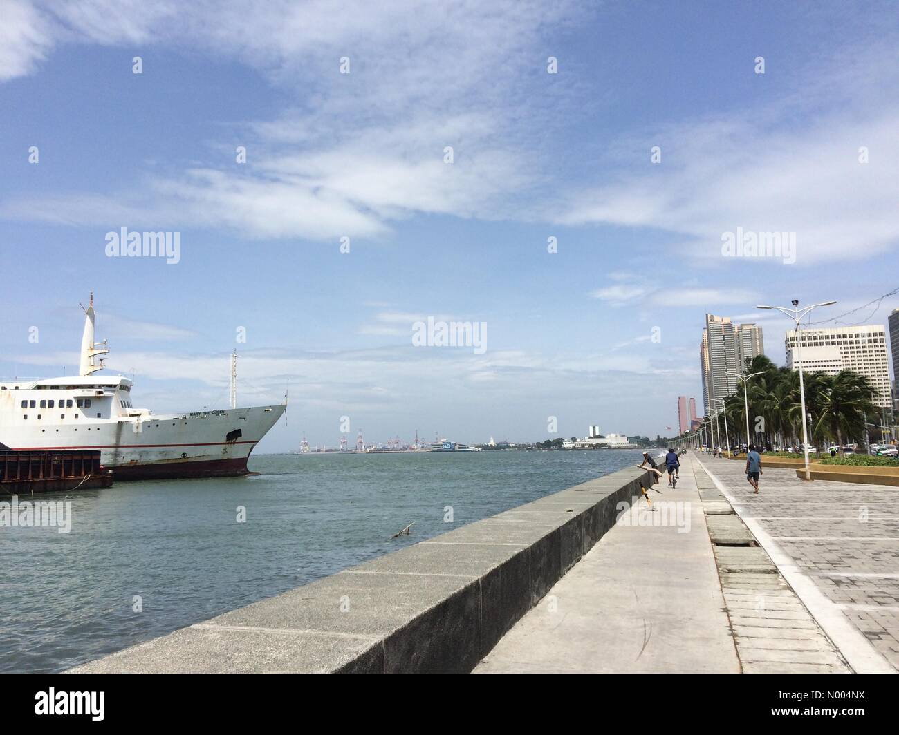 Manila Bay, Manila, Philippines. 20th Oct, 2015. Boat ‘Mary the Queen ...