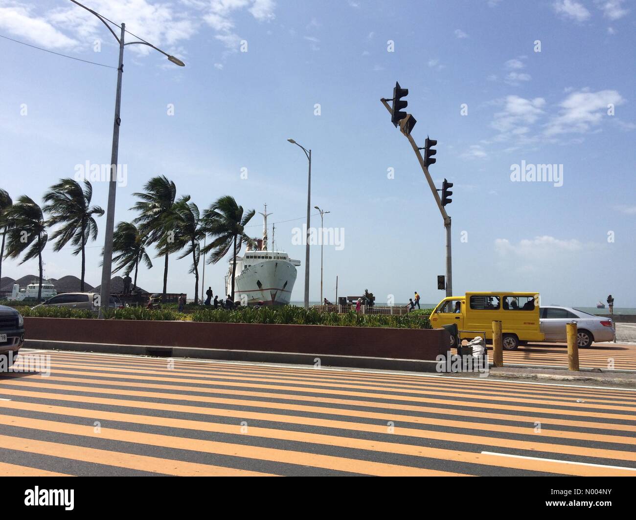 Manila Bay, Manila, Philippines. 20th Oct, 2015. Boat ‘Mary the Queen ...