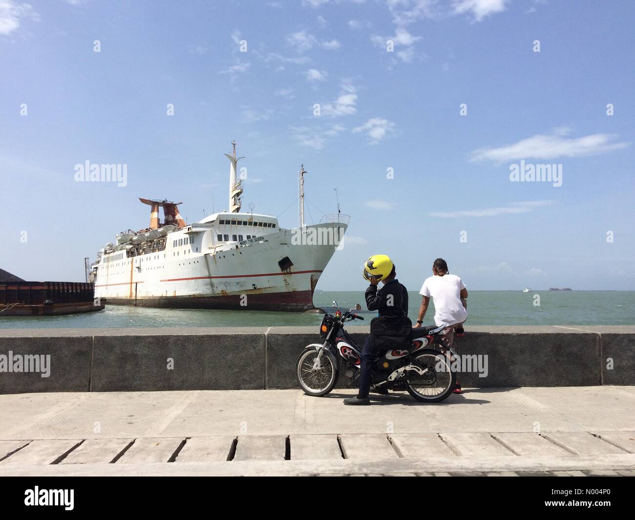 Manila Bay, Manila, Philippines. 20th Oct, 2015. Boat ‘Mary the Queen ...