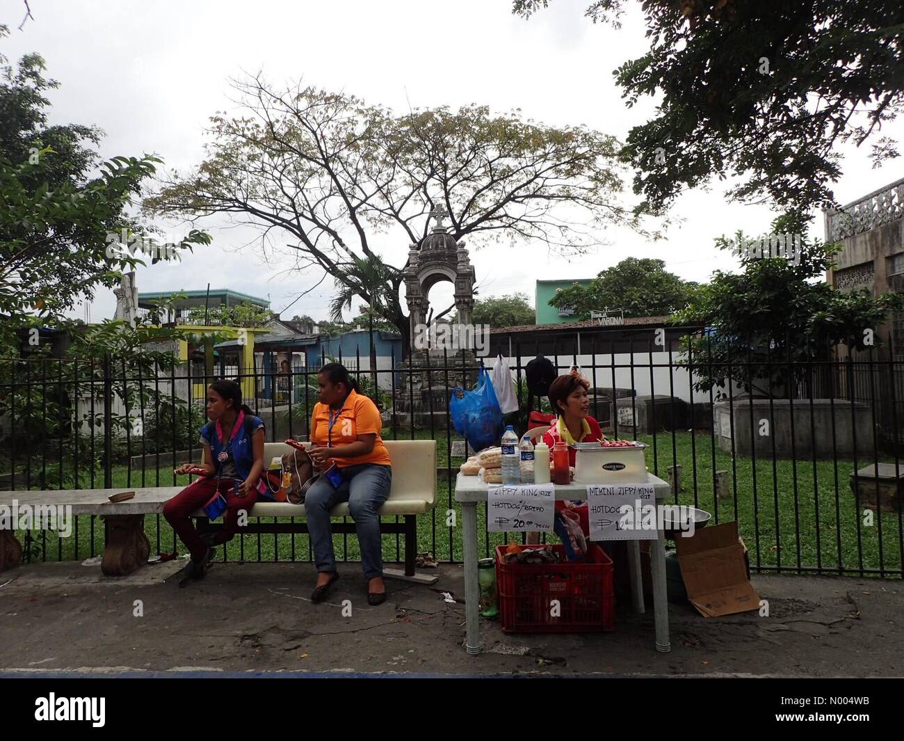 Living in manila north cemetery hi-res stock photography and images - Alamy