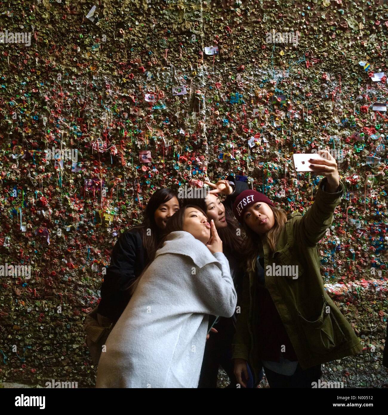 Seattle, Washington, USA. 08th Nov, 2015. Saying goodbye to the Gum ...