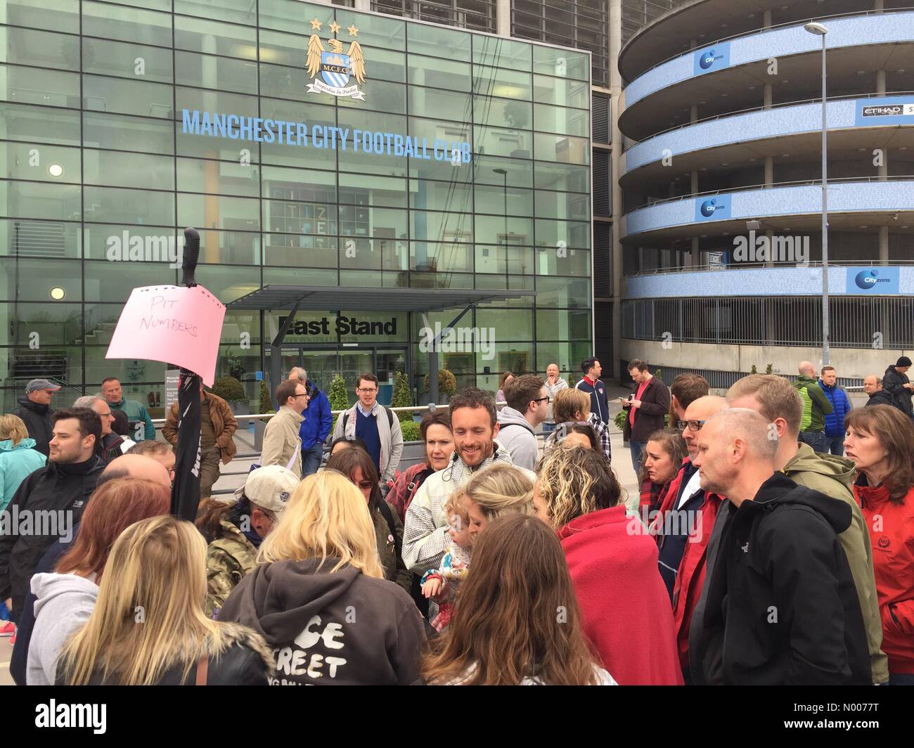 Etihad stadium manchester fans hi-res stock photography and images - Alamy