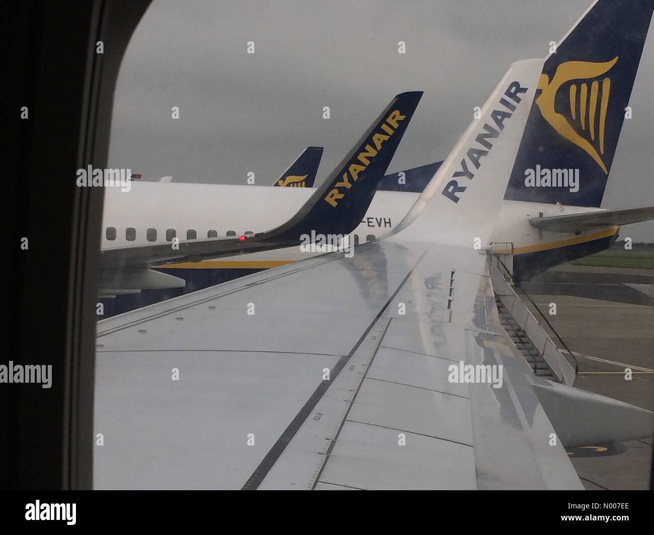 Shannon airport ryanair hi-res stock photography and images - Alamy