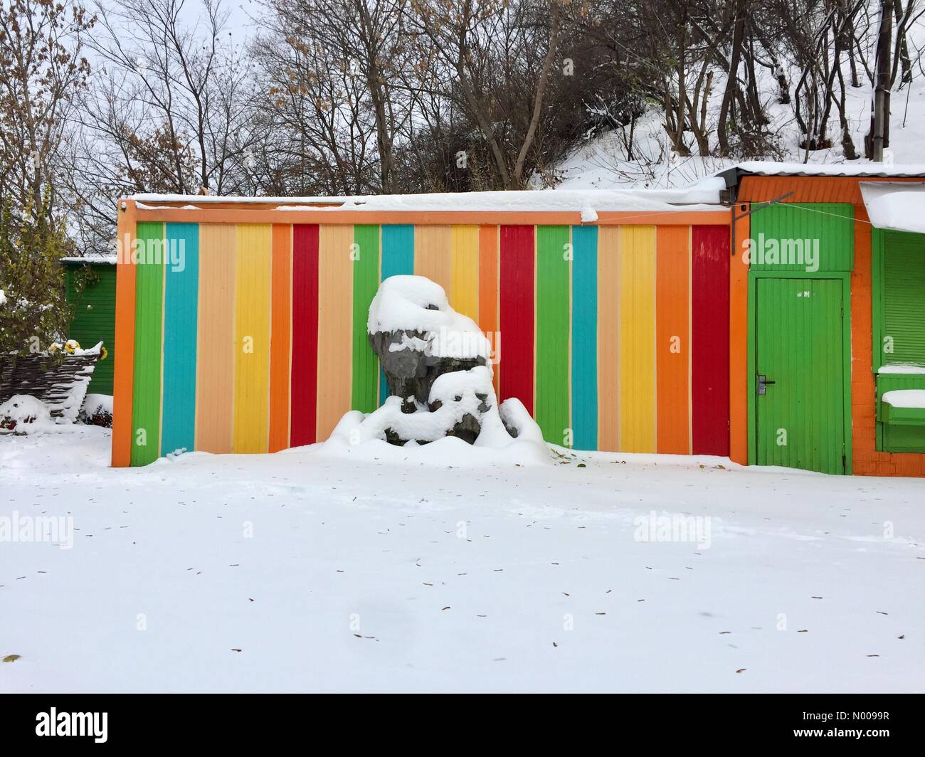 13Б, Kyiv, Ukraine. 14th Nov, 2016. Statue covered with snow in front ...