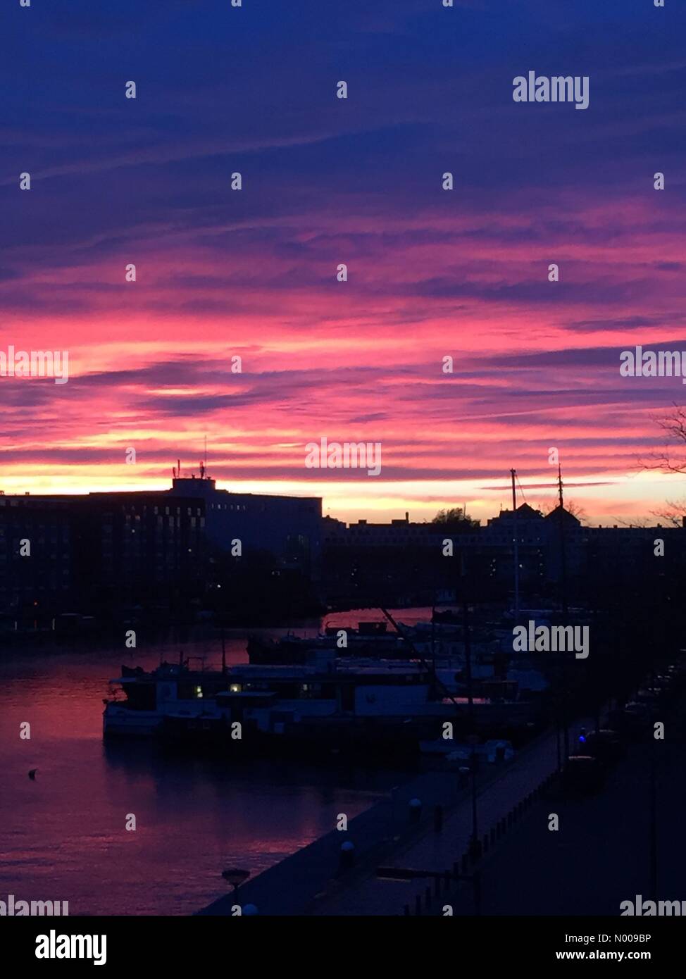 Amsterdam, Holland. 22nd Nov, 2016. Weather: Sunset in Amsterdam Credit ...