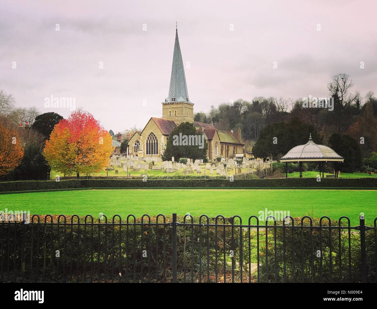 Godalming, UK. 27th Nov, 2016. UK Weather: Dry and bright conditions ...