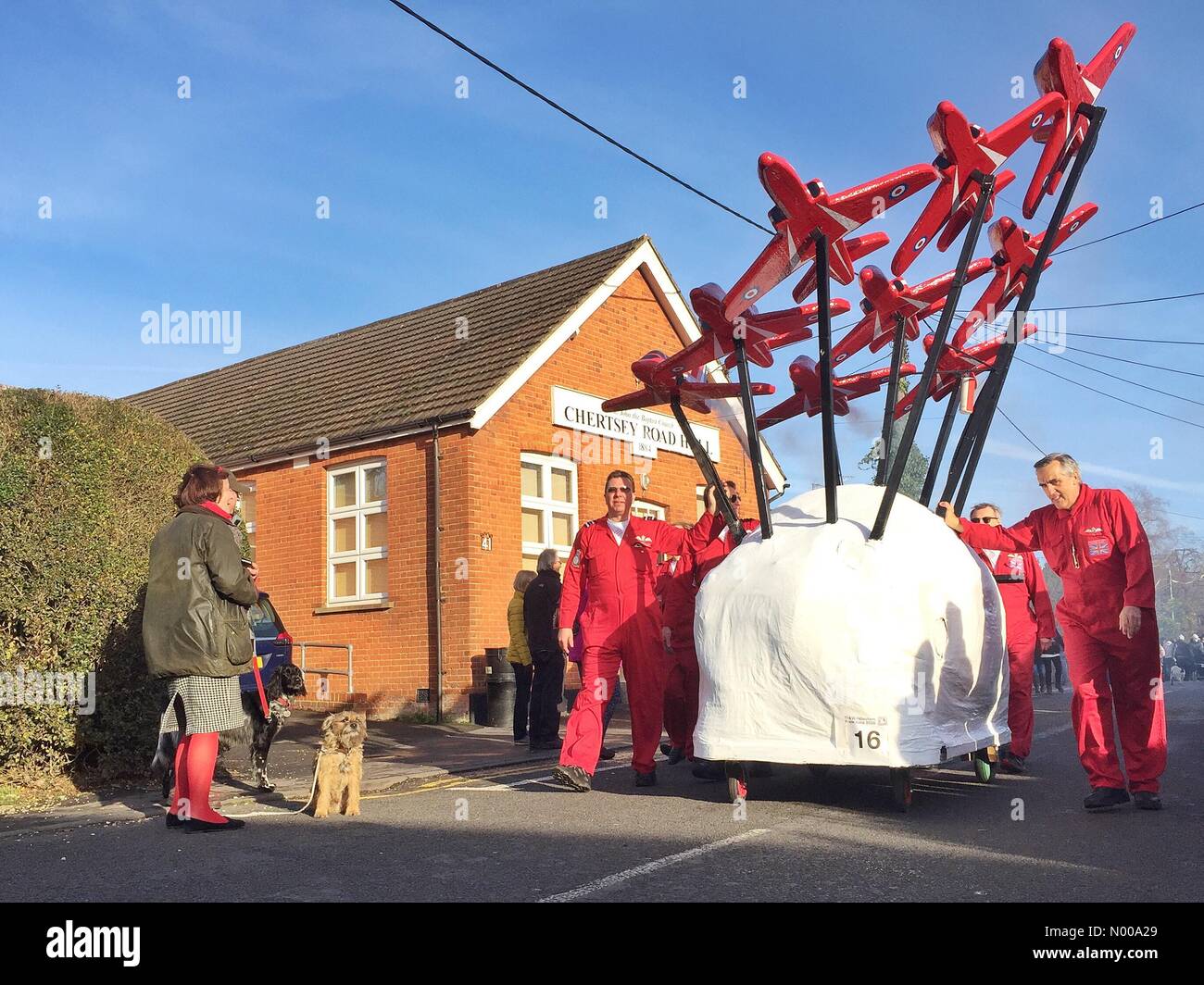 Chertsey Rd, Windlesham, UK. 26th Dec, 2016. A Red Arrows themed Pram ...