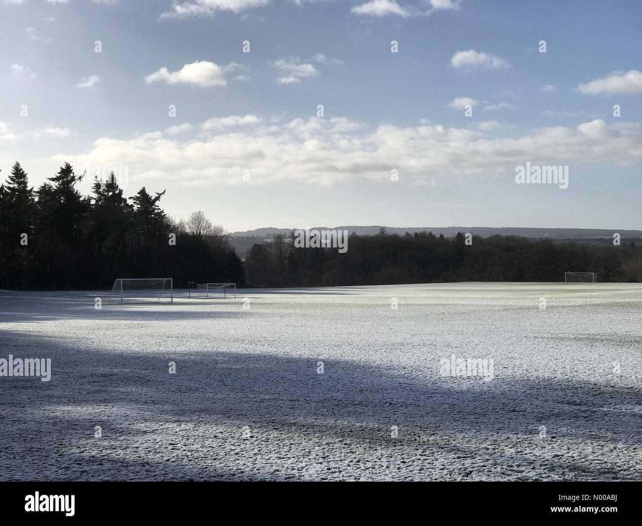 Ashstead Ln, Godalming, UK. 13th Jan, 2017. UK Weather: Snow in ...