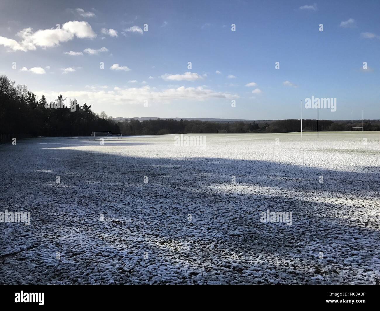 Ashstead Ln, Godalming, UK. 13th Jan, 2017. UK Weather: Snow in ...