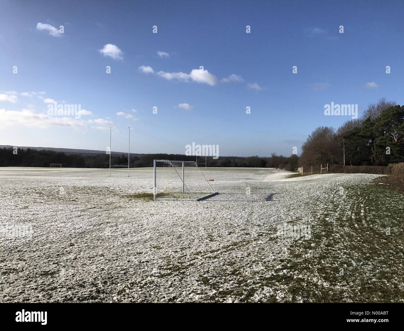 Ashstead Ln, Godalming, UK. 13th Jan, 2017. UK Weather: Snow in ...