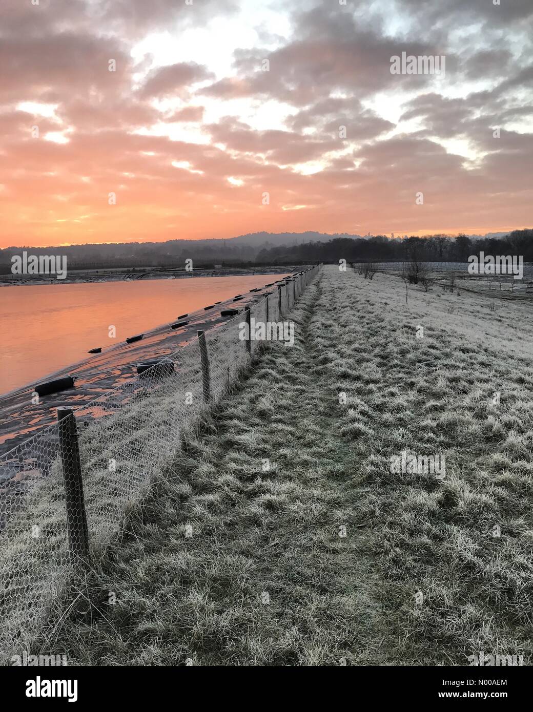 Godalming, UK. 19th Jan, 2017. UK Weather: Sunrise over Godalming ...