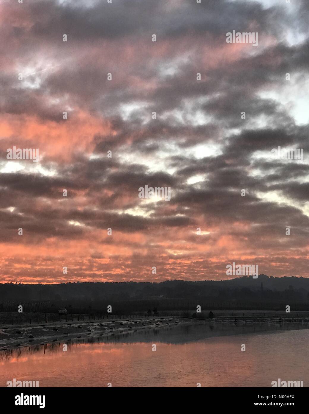 Godalming, UK. 19th Jan, 2017. UK Weather: Sunrise over Godalming ...