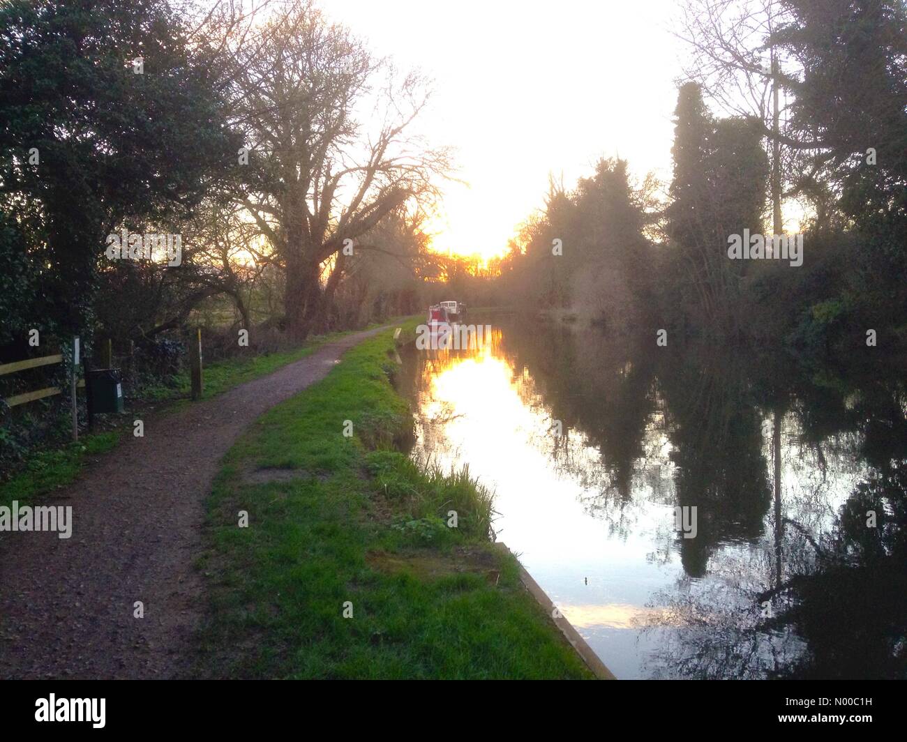 Burghfield Rd, Reading, UK. 22nd Mar, 2017. UK weather. Sunset as seen ...