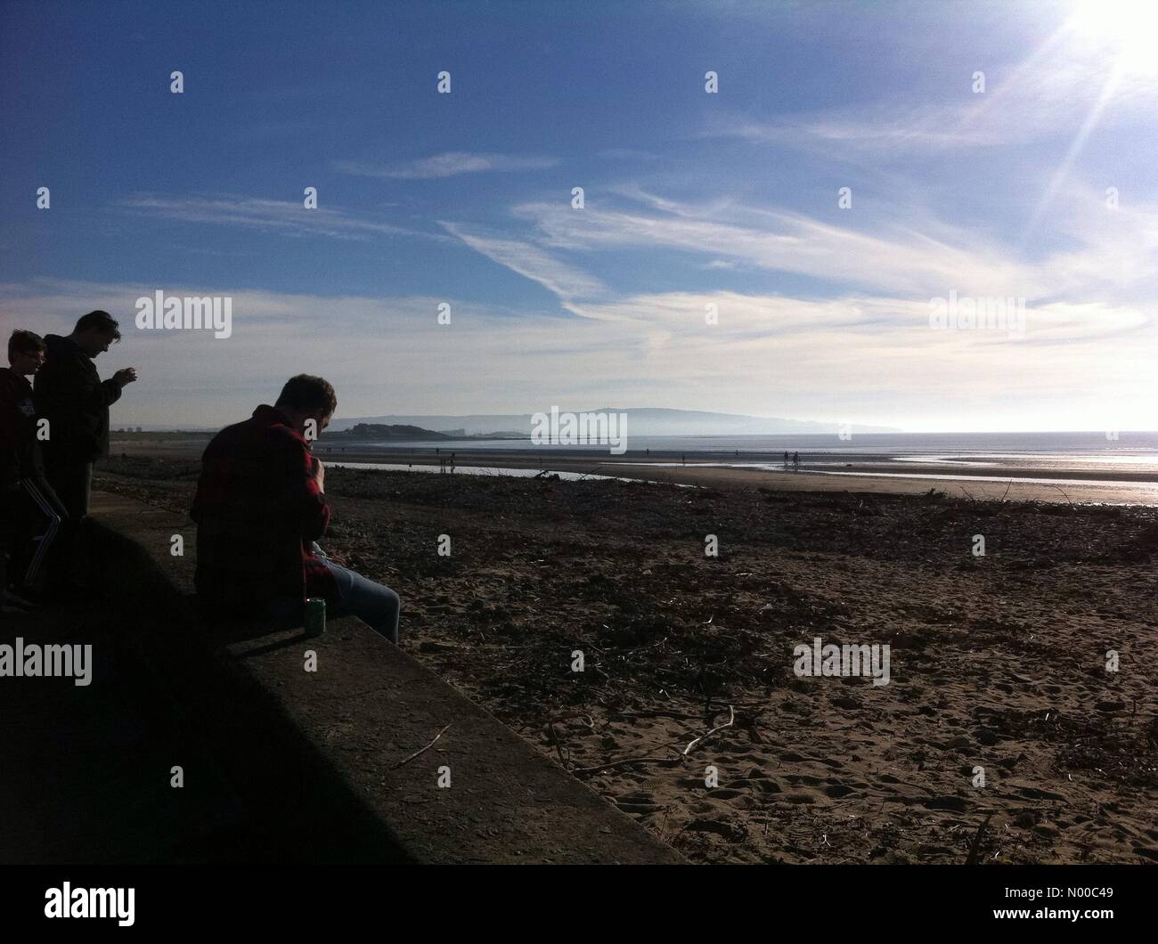 Prestwick, UK. 25th Mar, 2017. People enjoy the almost summer weather ...