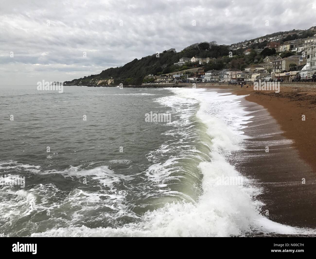 Ventnor, UK. 30th Mar, 2017. UK Weather: Large waves in Ventnor. Esplanade, Ventnor. 30th March ...