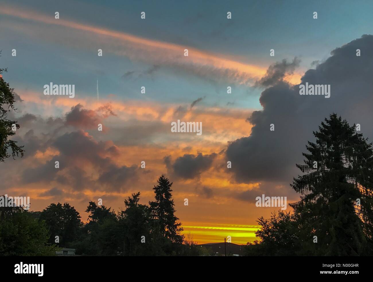 Tuesley Ln, Godalming, UK. 03rd Sep, 2017. UK Weather: Stormy sunrise ...