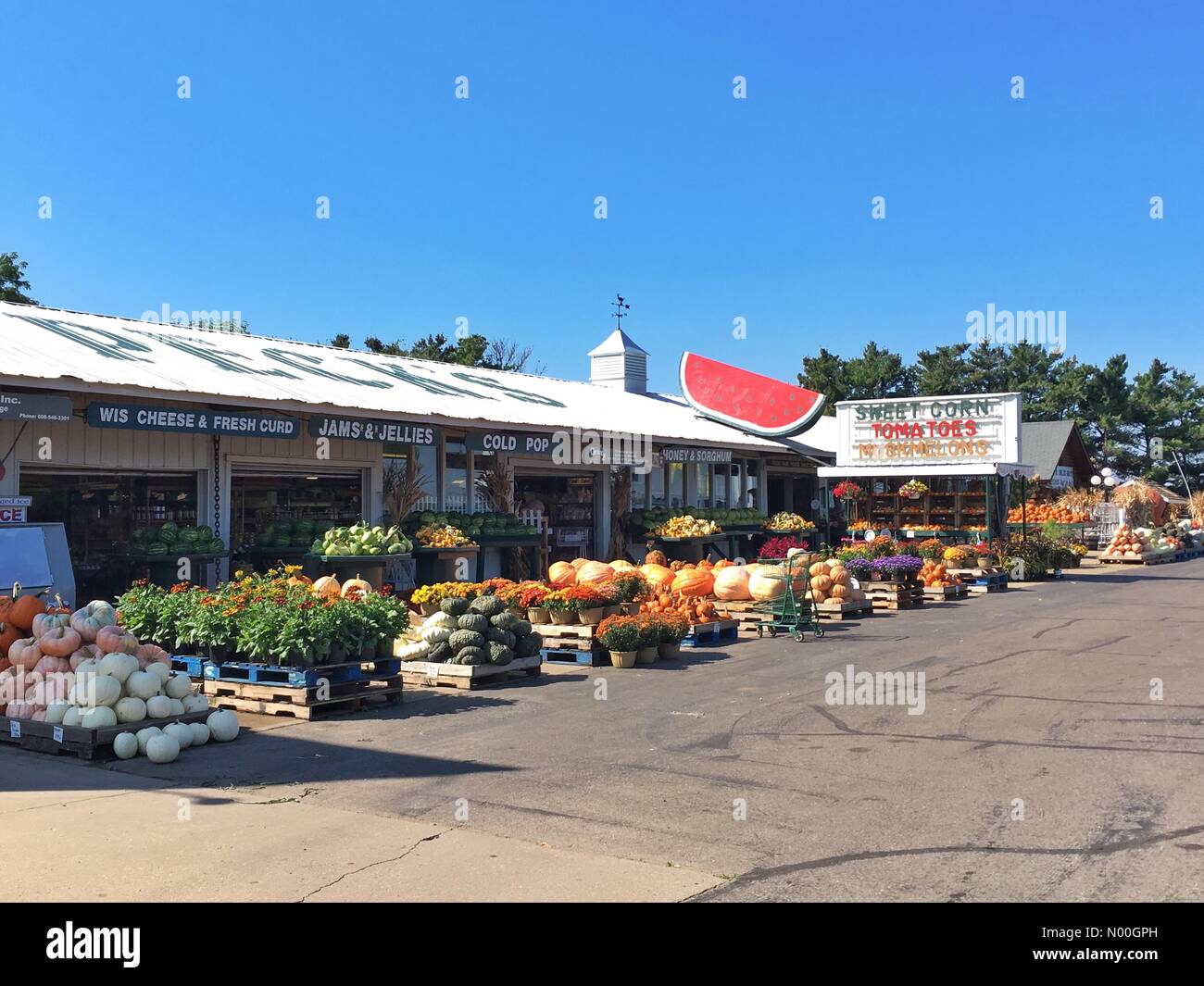 W Sawle Rd, Arena, Wisconsin, USA. 13th Sep, 2017. Farm market along ...