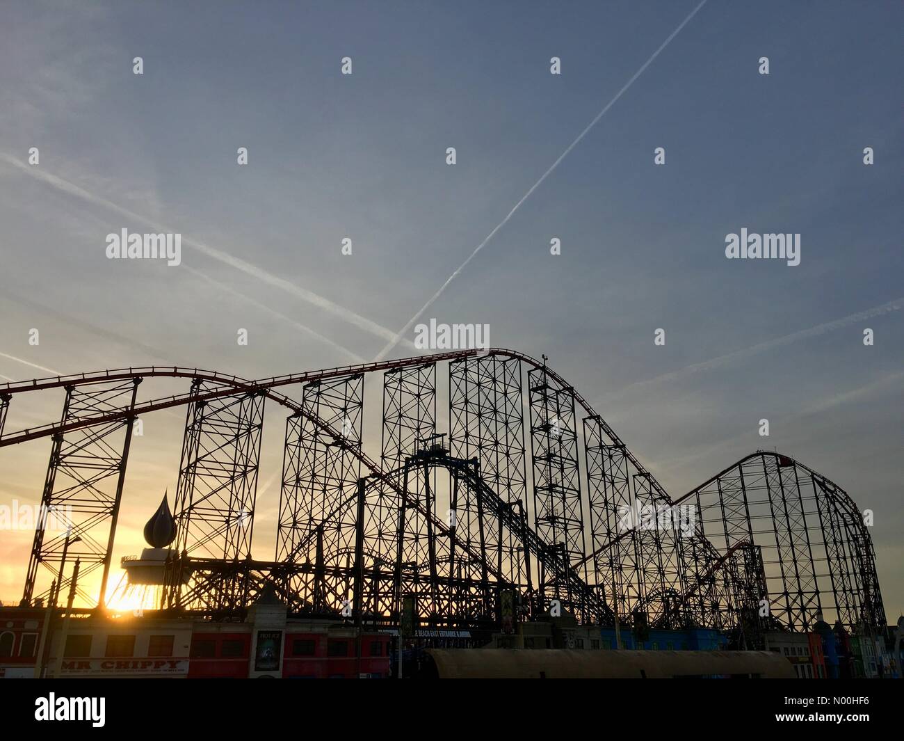 UK Weather: Hazy sun in Blackpool. Blue skies and cold morning as sun ...