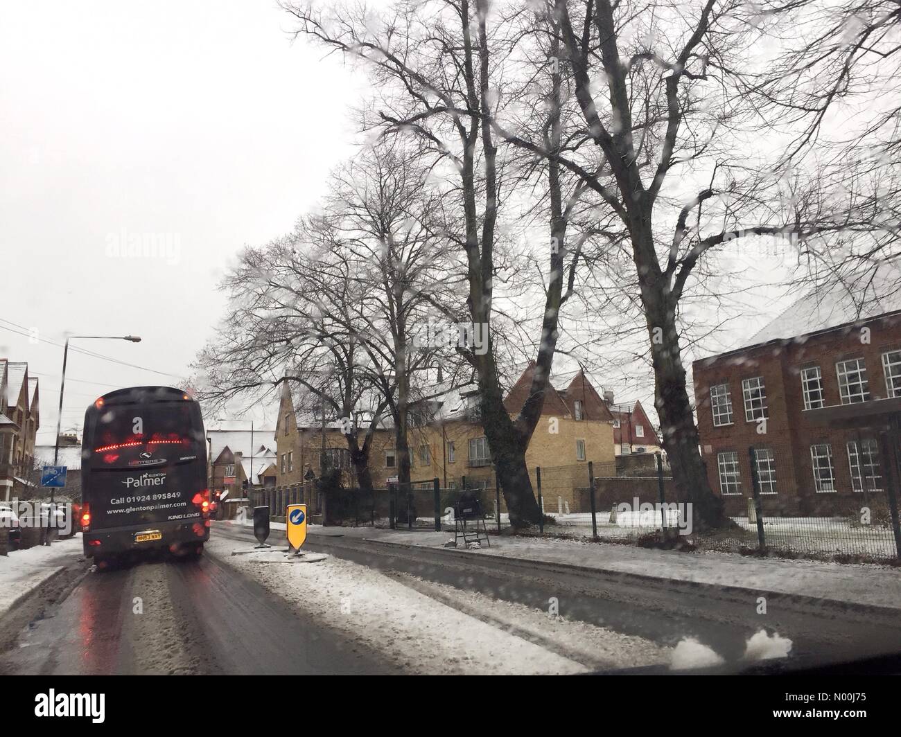 UK Weather: Difficult driving conditions due to snow in Windsor, UK ...