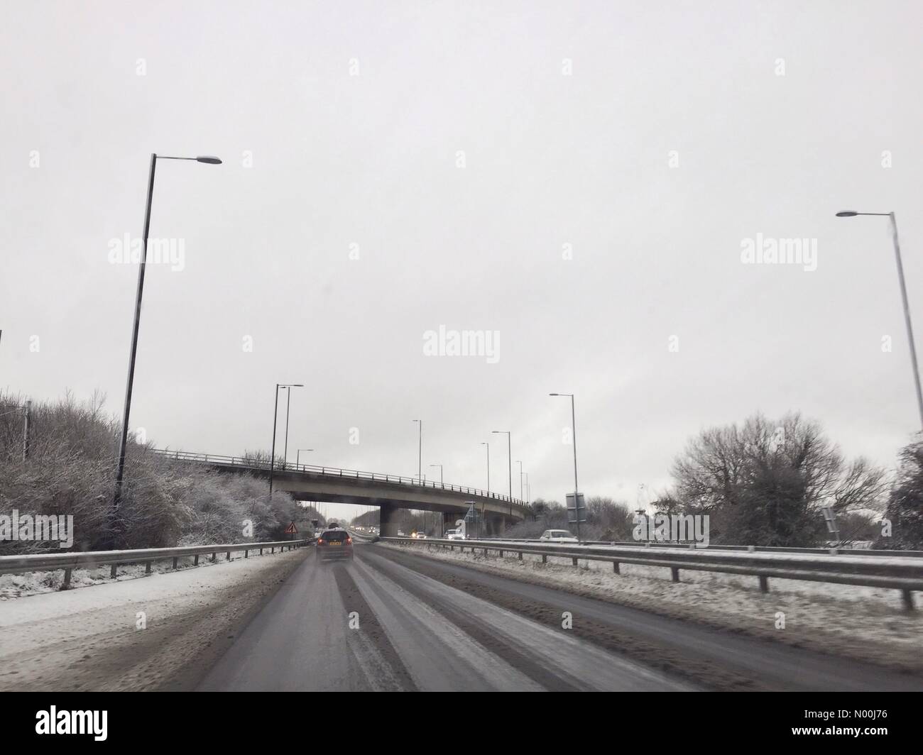 UK Weather: Difficult driving conditions due to snow in Windsor, UK ...
