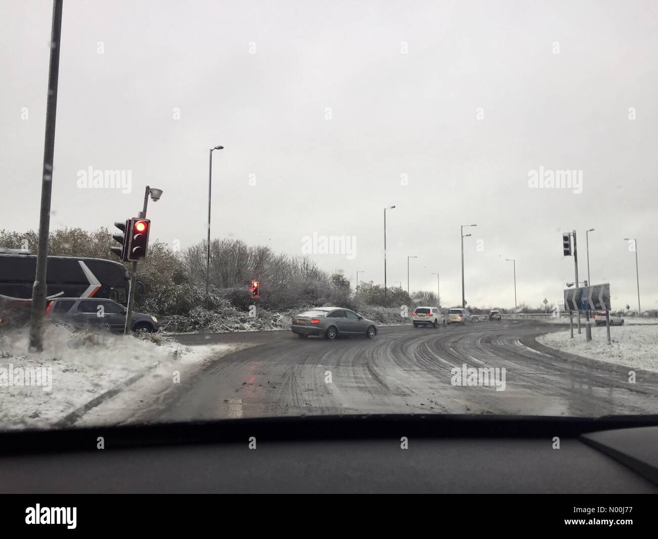 UK Weather: Difficult driving conditions due to snow in Windsor, UK ...