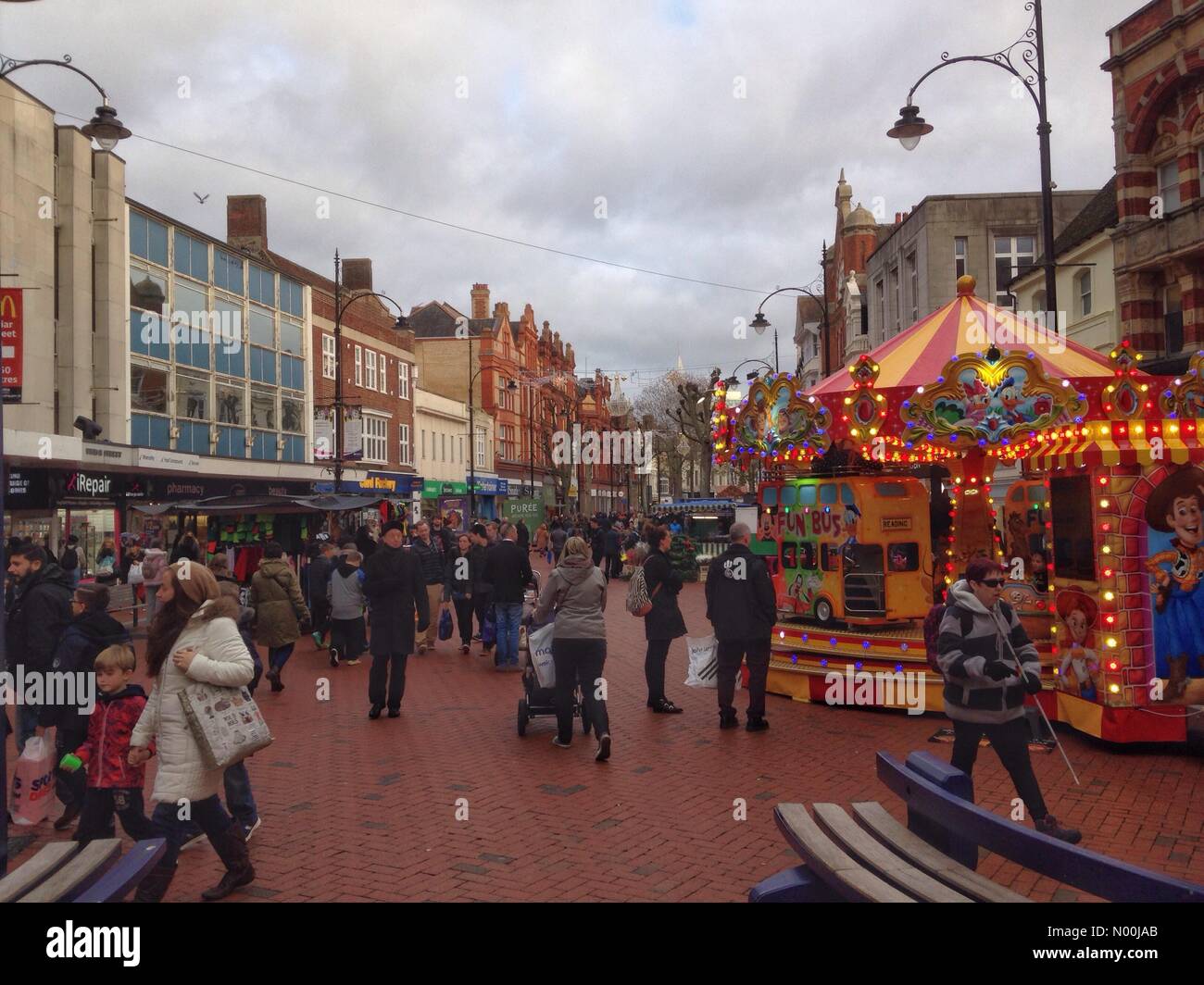 Christmas Shopping: Reading town centre full of shoppers on the last ...
