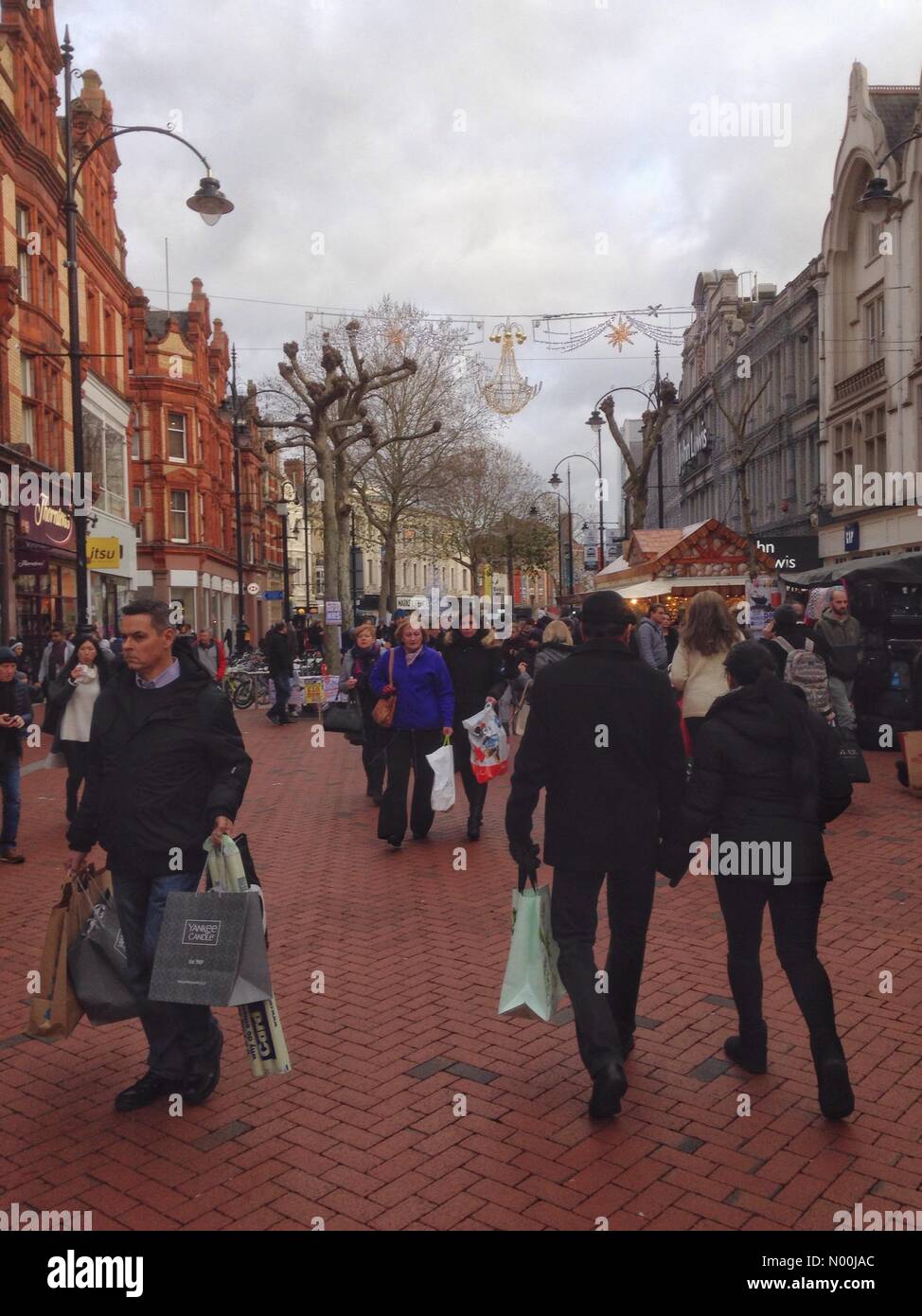 Christmas Shopping: Reading town centre full of shoppers on the last ...