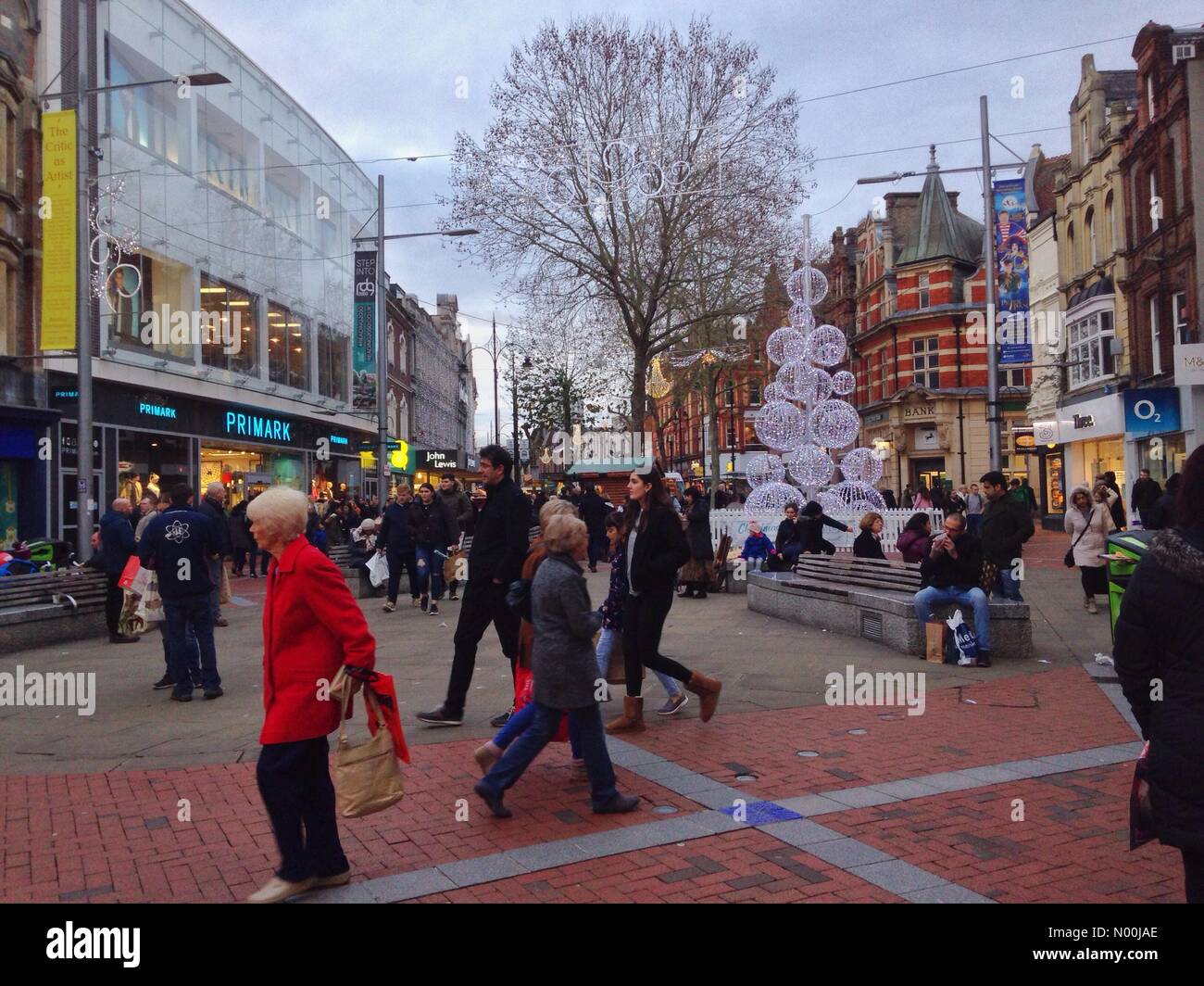 Christmas Shopping: Reading town centre full of shoppers on the last ...