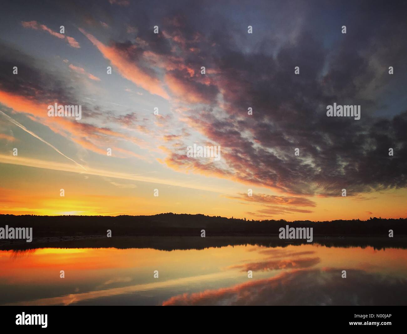 Godalming, UK. 17th Dec, 2017. UK Weather: Sunrise over Godalming ...