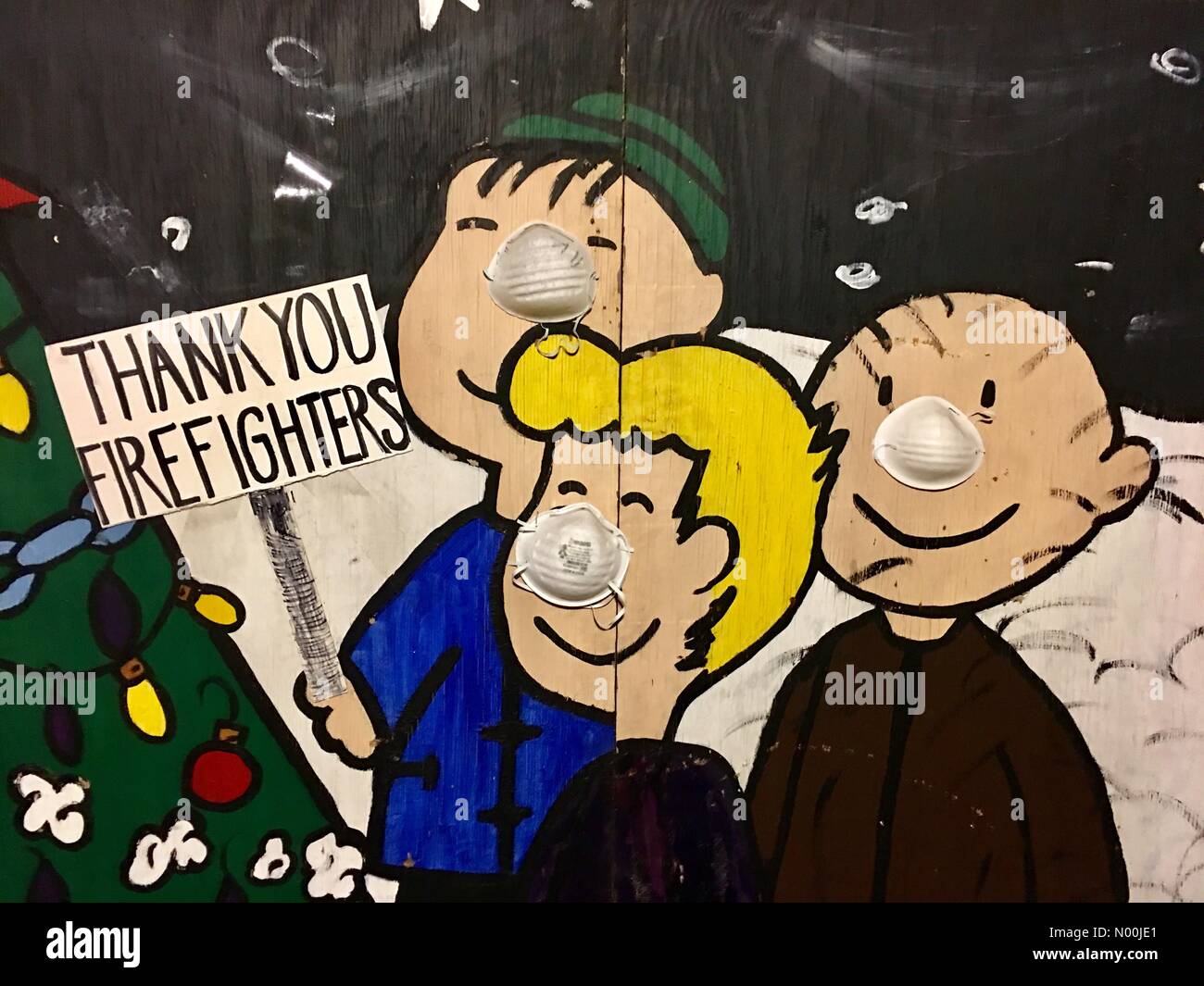 Santa Barbara, California 26 DEC 2017 A front yard Christmas display ...