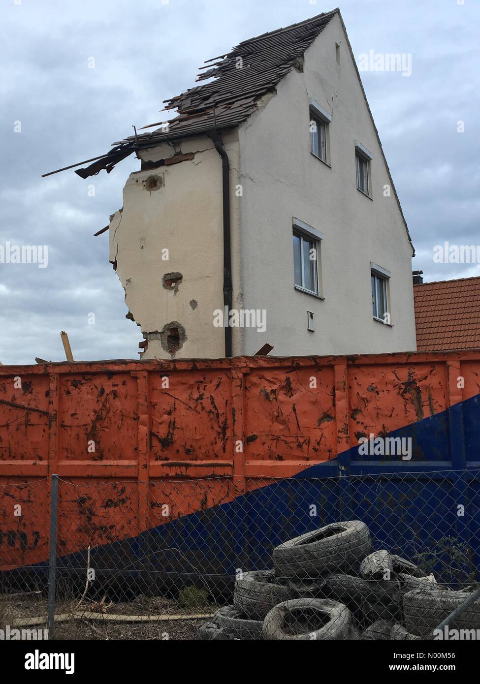 Half destroyed building hi-res stock photography and images - Alamy