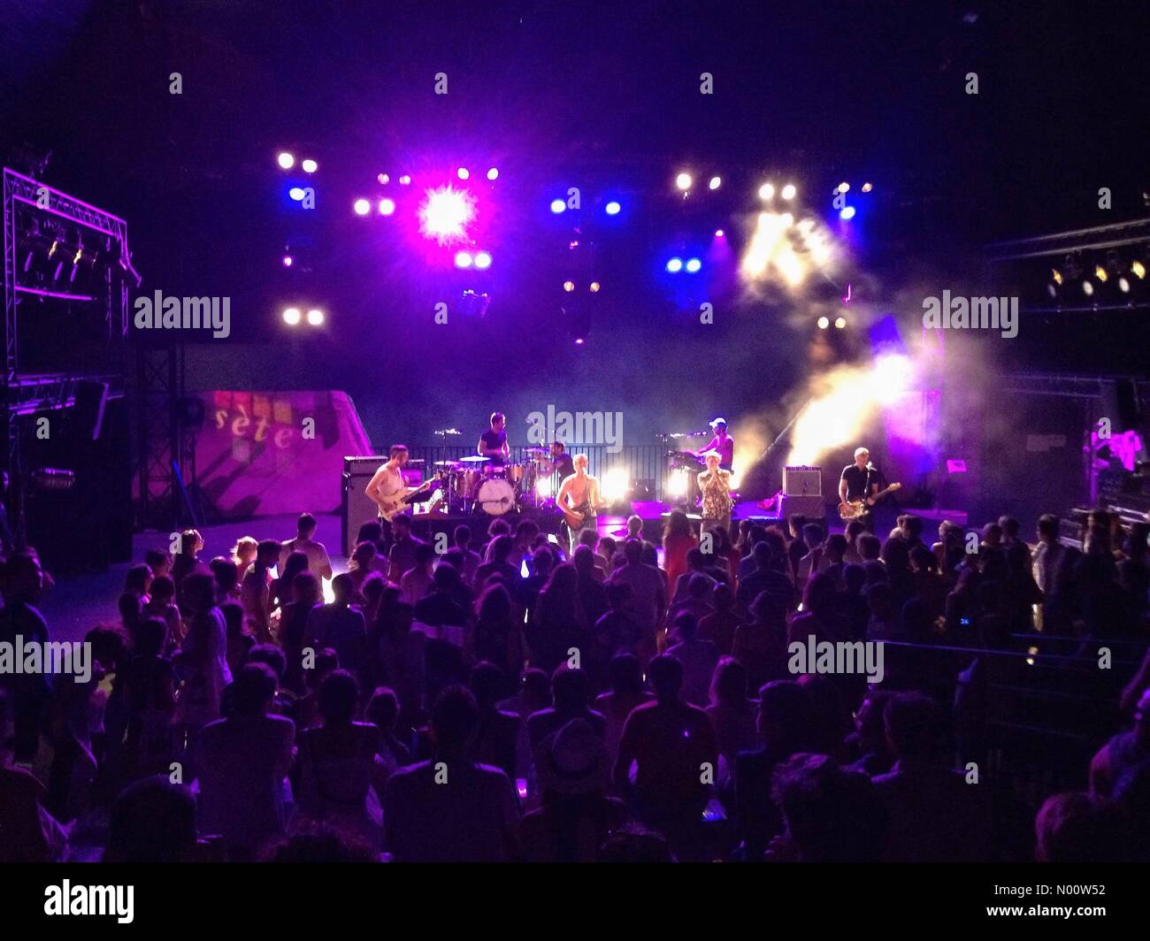 Girls in hawai hi-res stock photography and images - Alamy