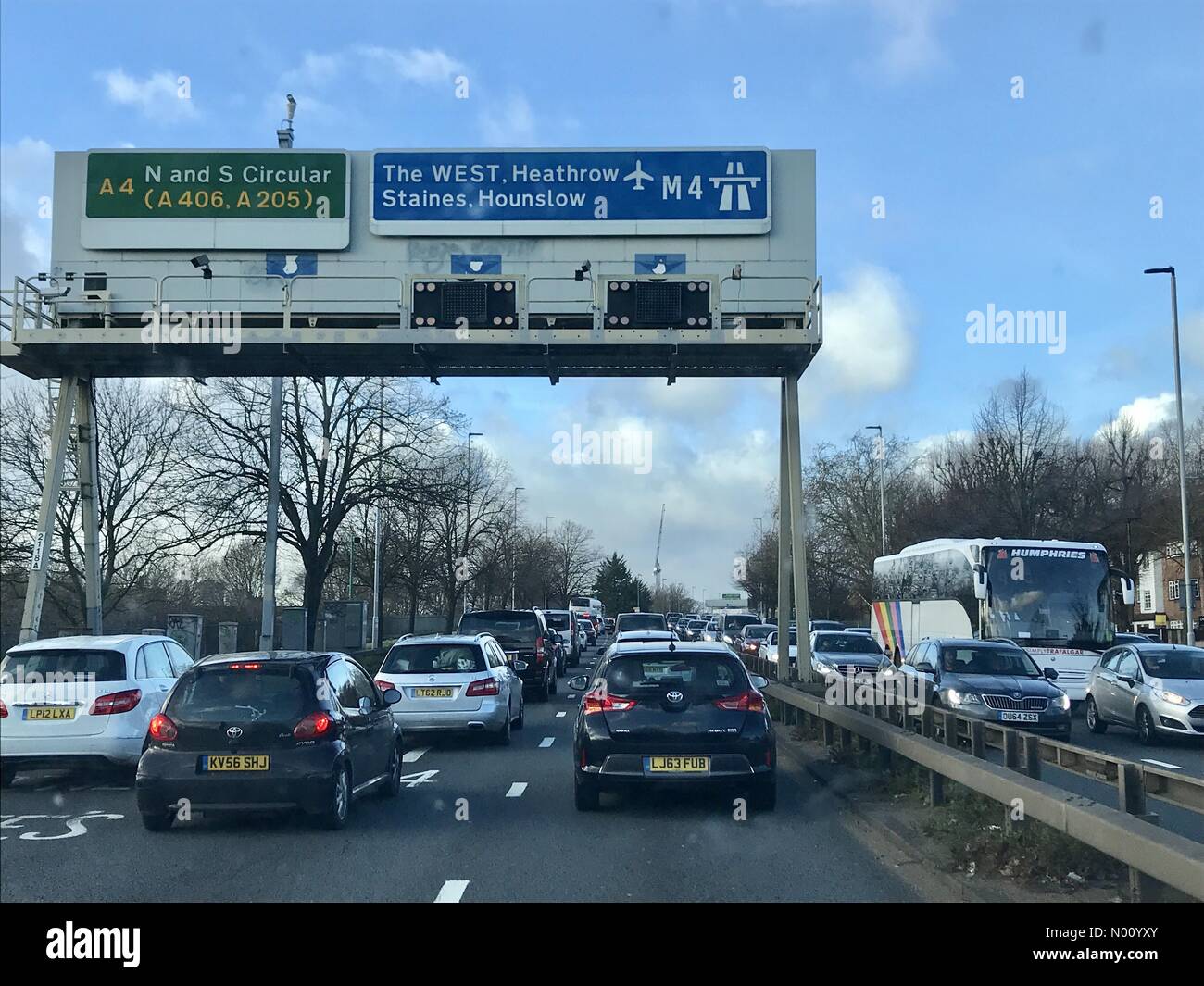 Chiswick, London, UK, 22nd December, 2018. Heavy traffic on the M4 ...
