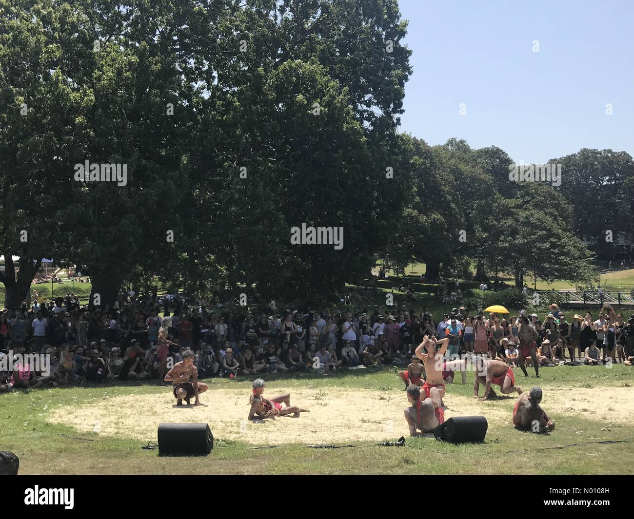 Australian aboriginals dancing hi-res stock photography and images - Alamy