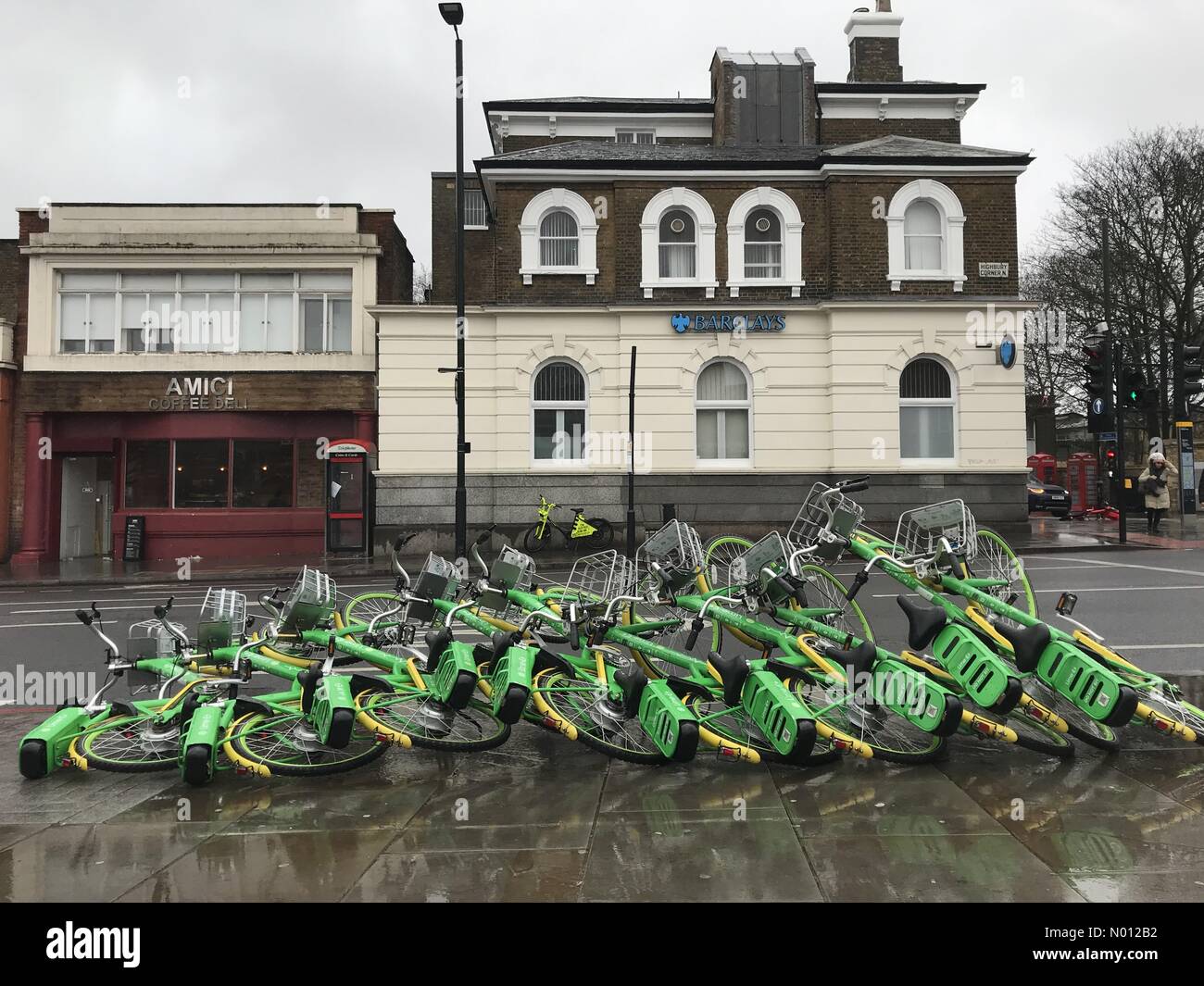 Highbury and islington station hi-res stock photography and images - Alamy