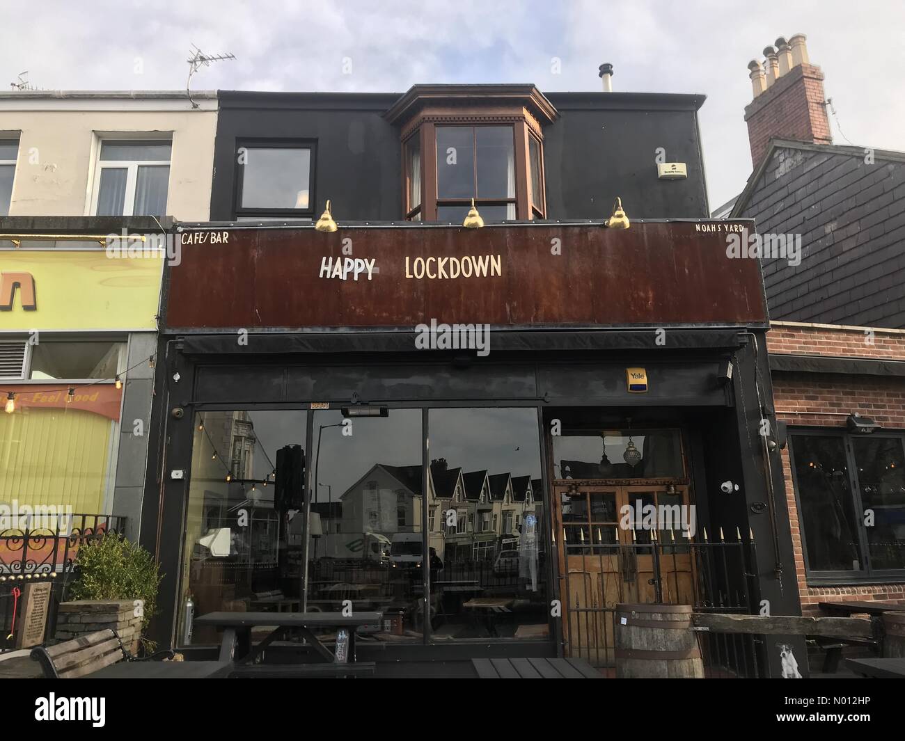 Happy lockdown hi-res stock photography and images - Alamy