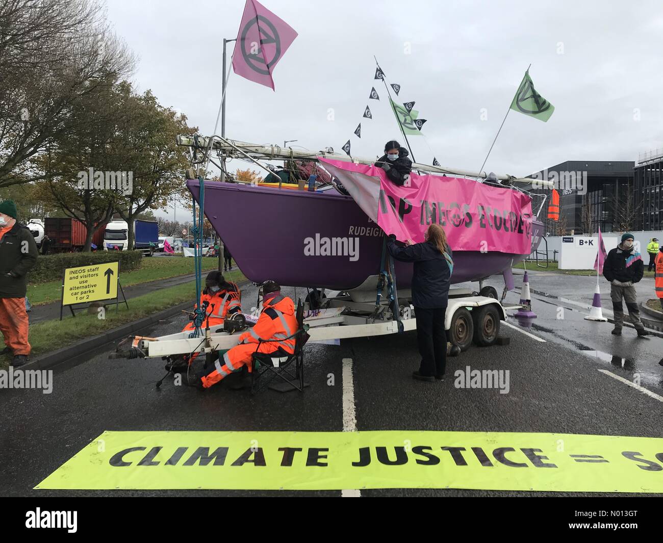 Extinction rebellion block roads hi-res stock photography and images ...