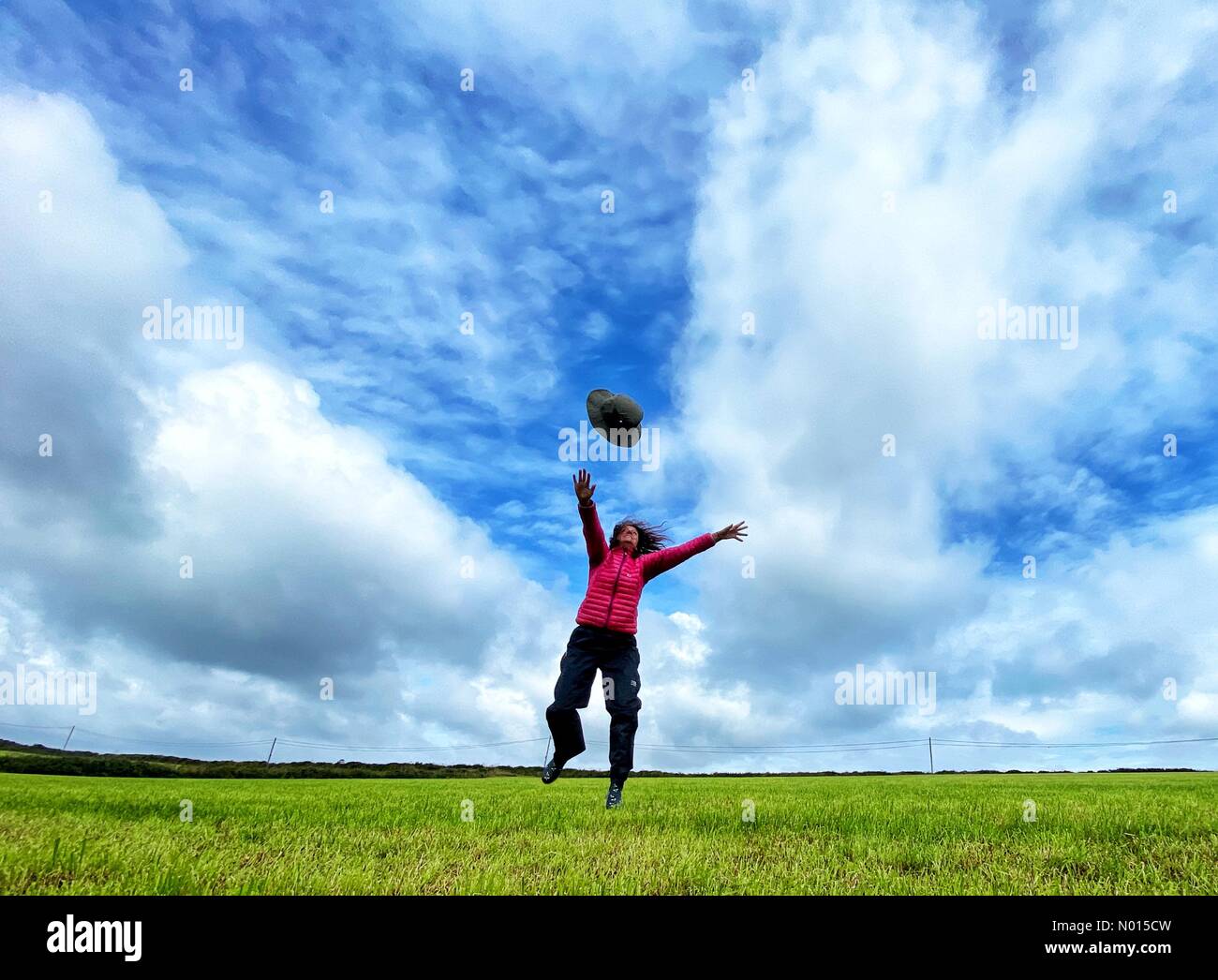 UK Weather: Hats off ! Storm Evert winds as clouds clear at Polzeath ...