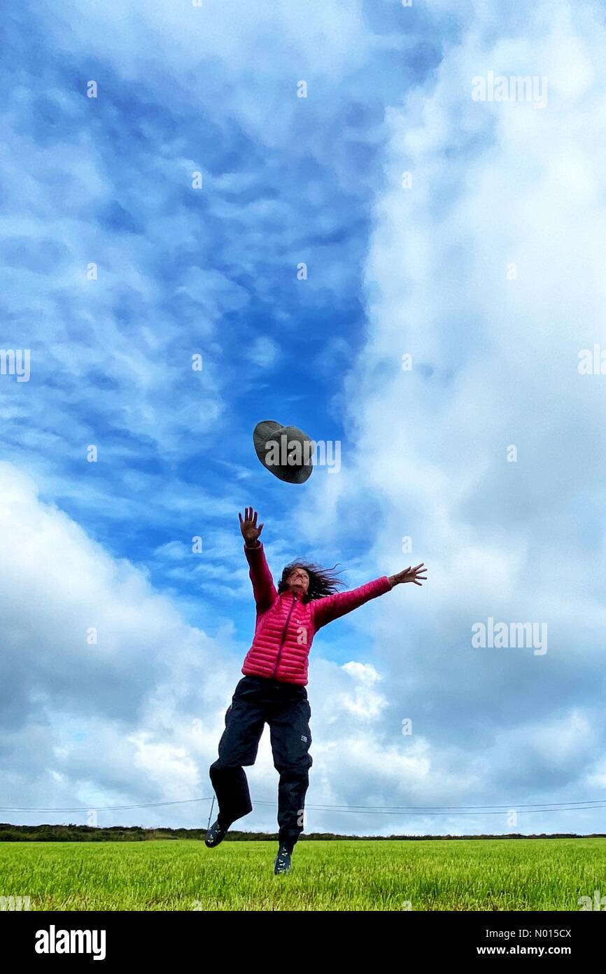 UK Weather: Hats off ! Storm Evert winds as clouds clear at Polzeath ...