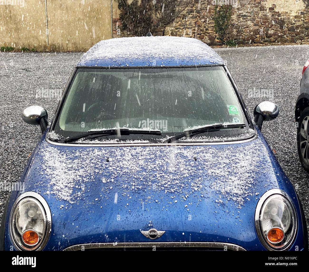 UK Weather: Flash snow hail sleet flurries in Doddiscombsleigh, Devon ...
