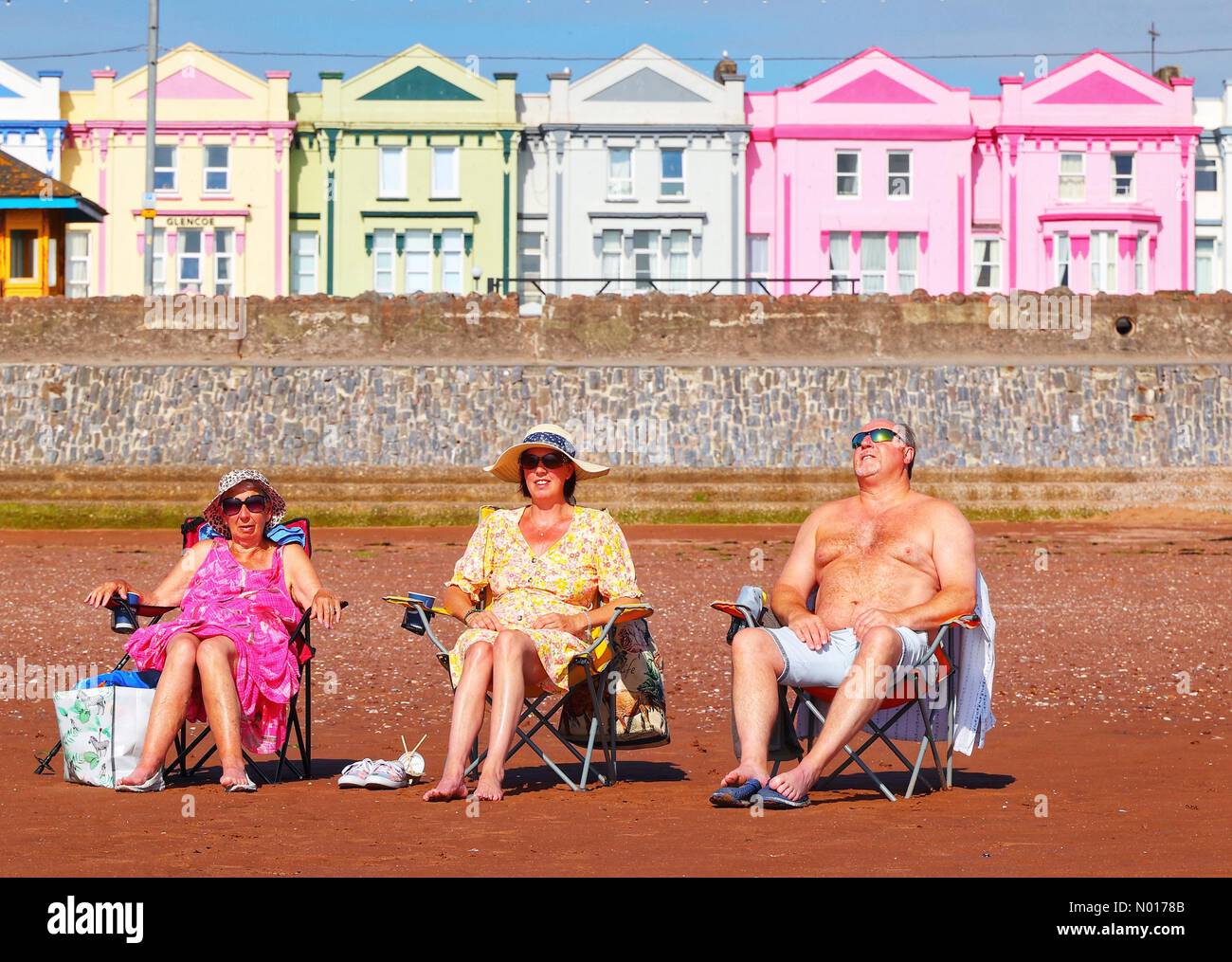 UK Weather: Pretty in pink early to rise sunbathers at start of ...